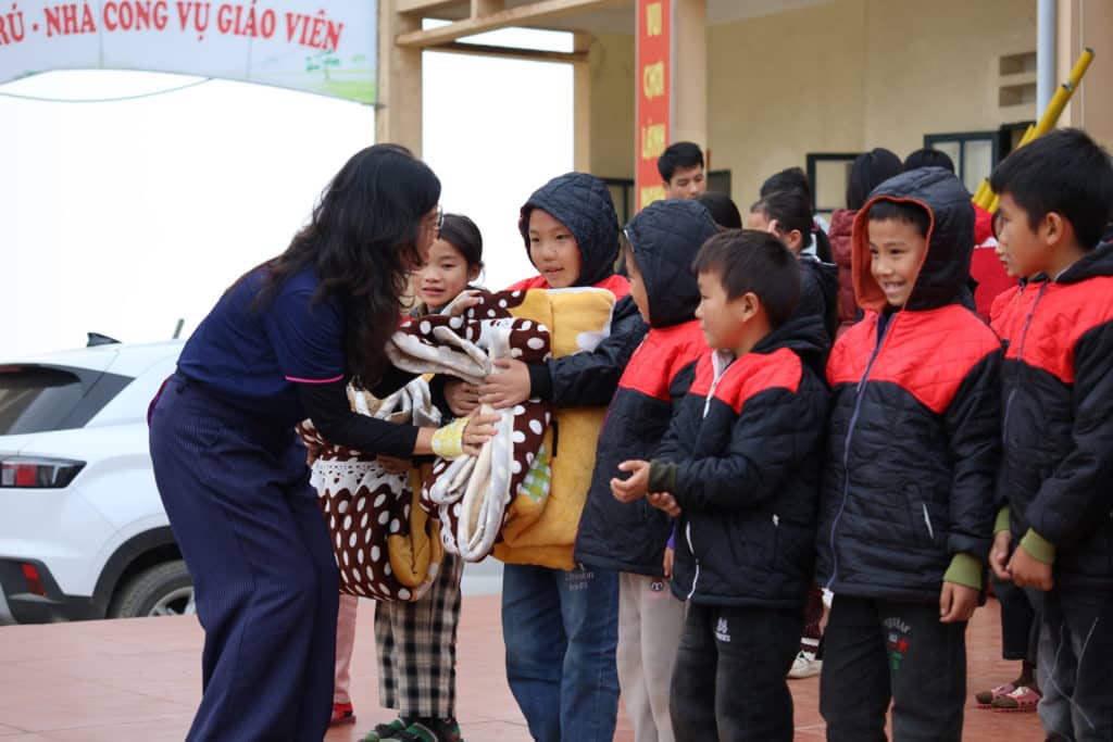Cùng Hơi Ấm Trao Tay mang ấm áp đến cho trẻ em vùng cao tỉnh Lào Cai ...
